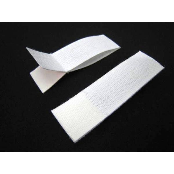 印刷したメディアを幟竿に取り付ける、粘着剤付きテープです。印刷したメディアを挟むようにして、両側から強力粘着テープで固定するだけ。従来ミシン等で行っていたテープの縫い付け作業が不要なので、誰にでもチチ付け加工ができます。幟はもちろん、暖簾な...