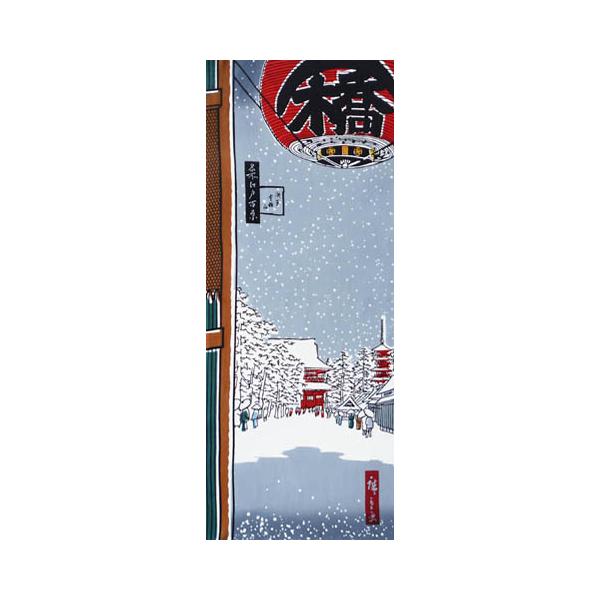 浮世絵師歌川広重の最晩年の傑作《名所江戸百景 浅草金龍山》より浅草寺雷門から望む山門と五重塔。朱塗りの門と雪の対比が見事に描かれています。注染の工程「板場・紺屋・水元・伊達 」を2回以上繰り返して完成させる『細川染』で染め上げました。高度な...