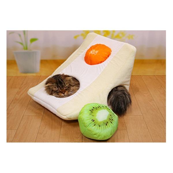 フルーツクッションを差し込む穴によって、入り口が変えられます。リアルなフルーツクッション2コ付き手洗いOK接触冷感材質表地ポリエステル内側生地四角面：ポリエステル、ナイロン（詰め物にウレタンフォーム使用）入り口・三角面：ポリエステル中わた：...