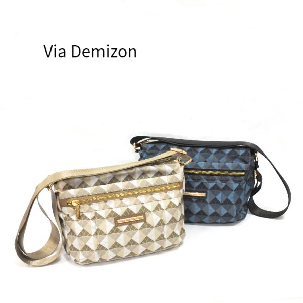 本体は軽くてポリエステル（撥水加工）を使用。草木をイメージした柄と優しい色合いが特徴です。旅先での行動バッグや普段使いに活躍しますコンパクトながらポケットが多く、使い勝手の良いショルダーバッグです。【サイズ】約幅24×高さ18×マチ10.5...