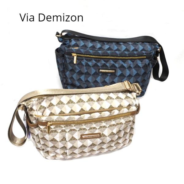 本体は軽いポリエステル（撥水加工）を使用。草木をイメージした柄と優しい色合いが特徴です。旅先での行動バッグや普段使いに活躍しますはっ水加工により、雨の日も安心です◎大きめなので500mlペットボトルが楽々入ります。【サイズ】約幅31×高さ2...