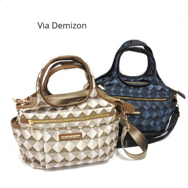 本体は軽くて丈夫な撥水加工ポリエステルを使用。ポケットが多く、使い勝手の良いバッグです。斜め掛けにできるショルダーベルト付き【サイズ約】タテ18cmxヨコ25cmxマチ11cm【素材】表地: 撥水加工ポリエステル【仕様】留め具の種類: ファ...