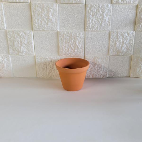 帽子のかたちをした植木鉢です。小さい植木鉢なので多肉植物を植えるのにちょうど良いです。汚れがつきにくいよう撥水加工が施されております。（完全に汚れを防ぐものではありません）製造　日本製　オリジナルサイズ　口径9.0cm×高さ7.2cm 3号...