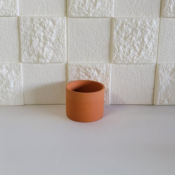 筒状のかたちをしたシンプルな植木鉢です。多肉植物やミニサボテンに適しています。汚れがつきにくいよう撥水加工が施されております。（完全に汚れを防ぐものではありません）製造　日本製サイズ　口径5.7cm×高さ4.6cm 2号サイズ相当素材：赤土...