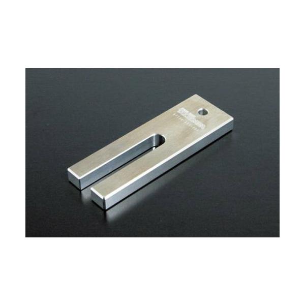 ●エンジンの分解、組立て時にフライホイールやクラッチのナットを緩めたり締め付ける際にクランクシャフトが回転しないようコンロッドを固定する工具です。コンロッドやクランクケースにダメージを与えないジュラルミン製でほとんどのミニバイクに使用可能で...