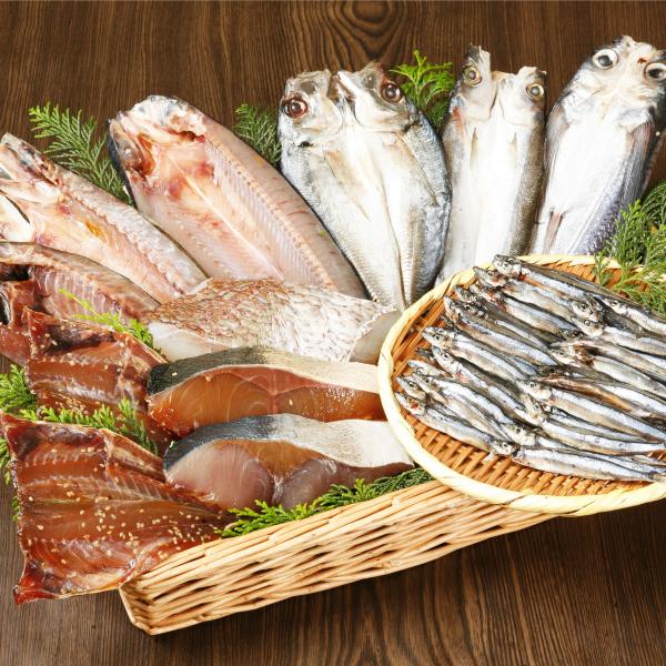 ご贈答にも最適。鯵、かます、飛び魚、鯛、ぶり、きびなごの詰め合わせです。