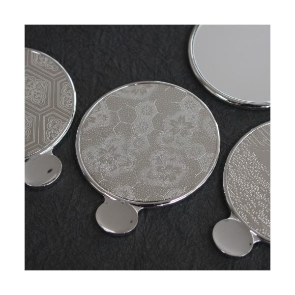 美しい光沢の金属に日本の伝統的な文様を彫り込んだ、おしゃれな和風の手鏡です。