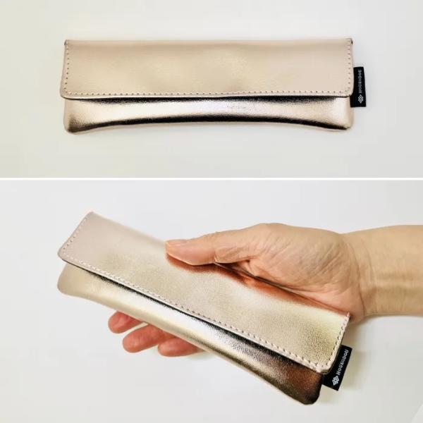 化粧筆用ケースです。化粧筆が2〜3本入ります。