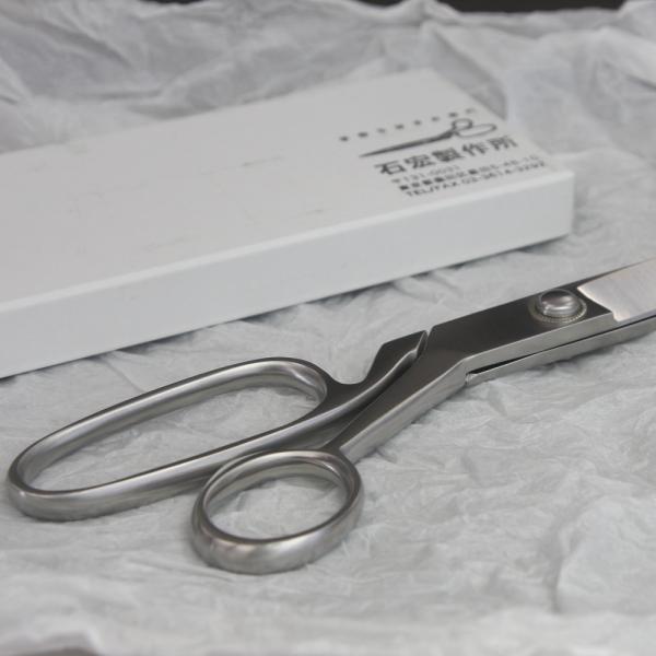 東京スカイツリーのテープカットに使われた、石宏製作所の裁ちバサミです。鋏自体の重さでスーっと切れるような、心地の良い切れ味です。