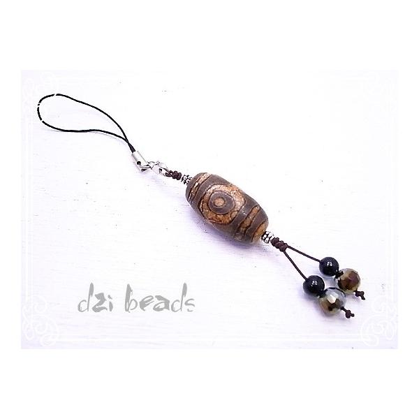 三眼天珠ストラップです。 効能　；　癒しの力が強く、挫折や失敗からの回復力を与える「　天珠とは　」チベットに古くから伝わるお守りの石です。 身に着けることで、厄難を逃れ、幸運を招くと言われています。サイズ天珠サイズ　約38x12mm使用素材...