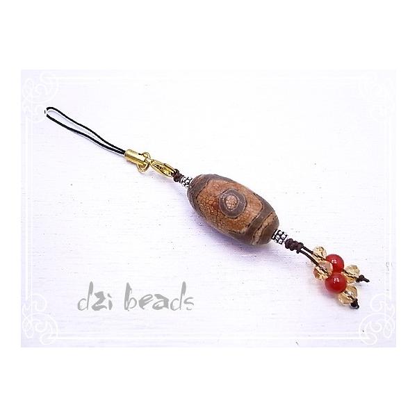 三眼天珠ストラップです。 効能　；　癒しの力が強く、挫折や失敗からの回復力を与える「　天珠とは　」チベットに古くから伝わるお守りの石です。 身に着けることで、厄難を逃れ、幸運を招くと言われています。サイズ天珠サイズ　約38x12mm使用素材...