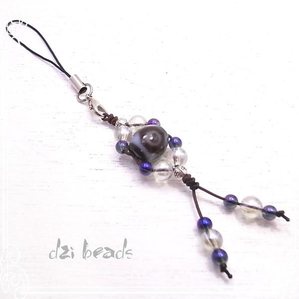 〜　三眼天珠ストラップ　〜効能　；　癒しの力が強く、挫折や失敗からの回復力を与える「　天珠とは　」チベットに古くから伝わるお守りの石です。身に着けることで、厄難を逃れ、幸運を招くと言われています。商品番号de-11-dz-34商品名三眼天珠...