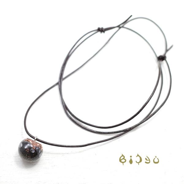 品番：de-15-bj-291cc商品名：【受注製作】宇宙オルゴナイト　実チャームレザーネックレス テラヘルツサイズ：約　チャーム約1.5cm　ネックレス部分は調整可フリーサイズ使用素材：レジン(樹脂)、テラヘルツ、水晶、銅、ラメ、合金製ヒ...