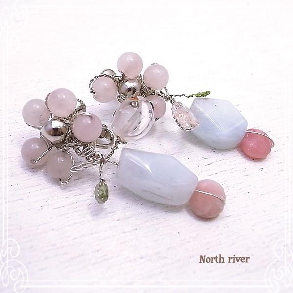 品番 de-31-nr-13 商品名 crystal sky and flower イヤリングサイズ 約5×2cm 使用素材 シルバー925、ローズクォーツ、ルチルクォーツ、アクアマリン、タルク、エポキシ樹脂、顔料、真鍮(イヤリングパーツ)...