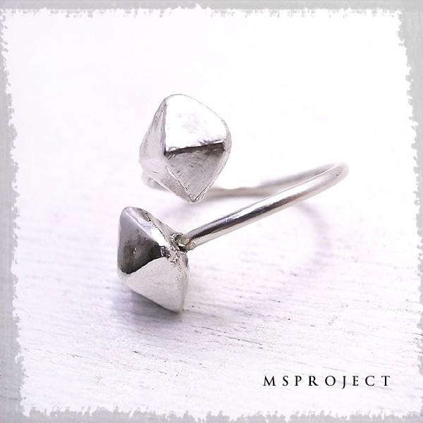 ■使用素材：純銀 シルバー1000■サイズ： S：＃１〜＃８　M：＃９〜＃１６　L：＃１７〜＃２４金属部分は純銀シルバー1000ですが、アレルギーをお持ちの方は使用にご注意ください。 サイズ調整式につき、過度な力でリングを開閉すると破断する...