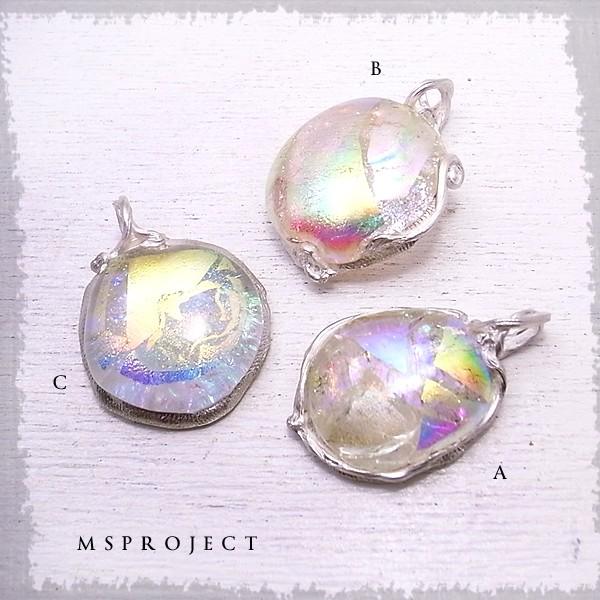 ■使用素材：純銀粘土・チタンガラス■サイズ： 約　A：36x22mm B:38x26mm C:34x25mm ◆取扱方法ガラスを使用していますので強い衝撃を与えないでください。 金属部分は純銀シルバー1000ですが、アレルギーをお持ちの方は...