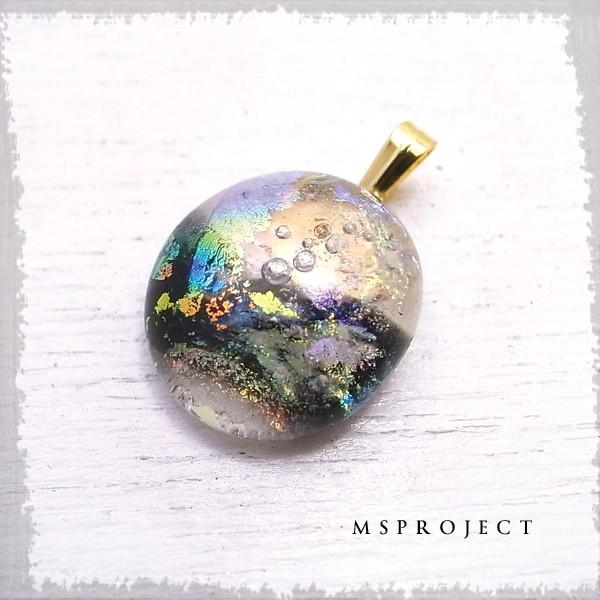 〜　チタンガラスペンダント　〜アメリカNASAがスペースシャトルのために開発したチタンガラスを使用。チタンガラス（別名ダイクロガラス）とはガラス板の片面に金属を真空蒸着させたものでベースになるガラスの色と蒸着する金属の組み合わせによって虹色...