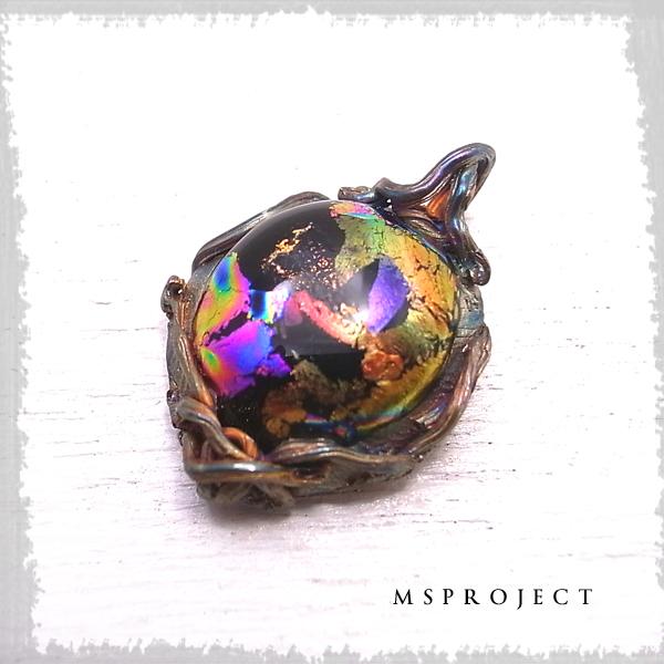 品番　　：de-67-ms-054商品名　：シルバー1000　チタンガラスペンダント使用素材：シルバー1000、ガラス サイズ　：約　30x21x8mm◆取扱方法金属部分は純銀シルバー1000ですが、アレルギーをお持ちの方は使用にご注意くだ...