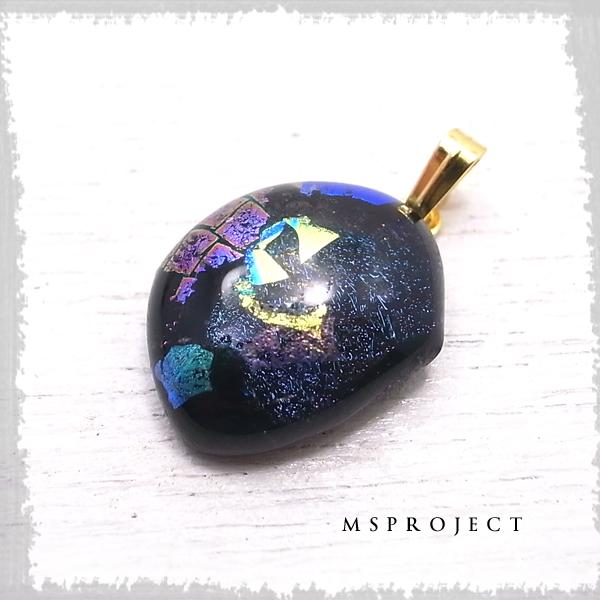 品番　　：de-67-ms-063商品名　：チタンガラスペンダント使用素材：ガラス、メタルパーツ サイズ　：約 21x16x7mm バチカン7x3mm◆取扱方法金属アレルギーをお持ちの方は使用にご注意ください。 お手入れは柔らかい布などでや...