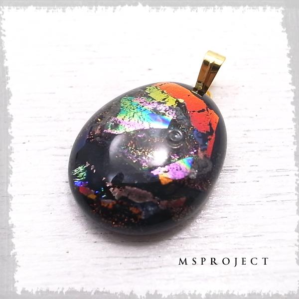 品番　　：de-67-ms-064商品名　：チタンガラスペンダント使用素材：ガラス、メタルパーツ サイズ　：約 23x18x7mm バチカン7x3mm◆取扱方法金属アレルギーをお持ちの方は使用にご注意ください。 お手入れは柔らかい布などでや...