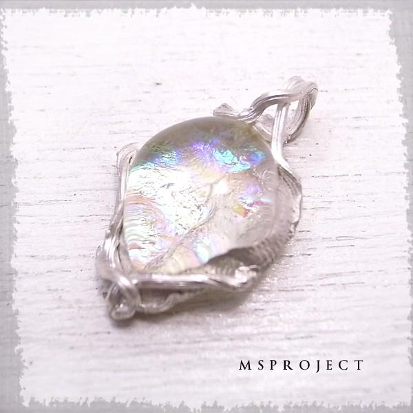 品番　：de-67-ms-066商品名：シルバー1000　チタンガラスペンダントサイズ：約　29x18x8mm使用素材：シルバー1000、ガラス取扱方法金属部分は純銀シルバー1000ですが、アレルギーをお持ちの方は使用にご注意ください。お手...