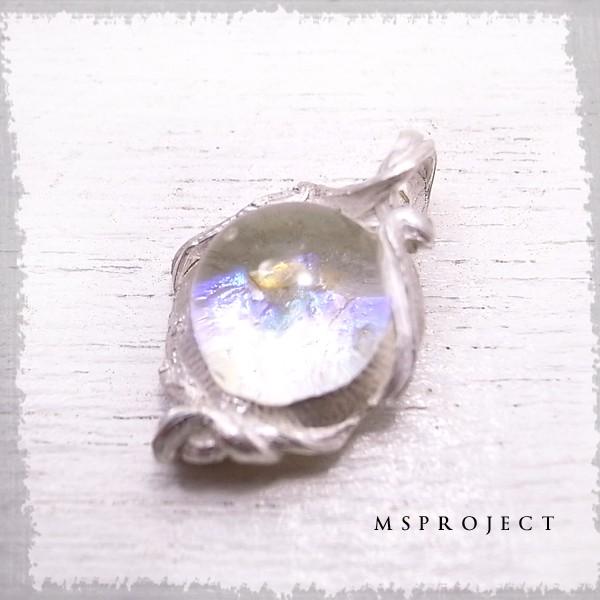 品番　：de-67-ms-068商品名：シルバー1000　チタンガラスペンダントサイズ：約　23x14x7mm使用素材：シルバー1000、ガラス取扱方法金属部分は純銀シルバー1000ですが、アレルギーをお持ちの方は使用にご注意ください。お手...