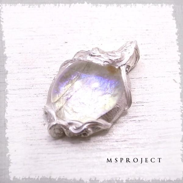 品番　：de-67-ms-069商品名：シルバー1000　チタンガラスペンダントサイズ：約　29x18x8mm使用素材：シルバー1000、ガラス取扱方法金属部分は純銀シルバー1000ですが、アレルギーをお持ちの方は使用にご注意ください。お手...