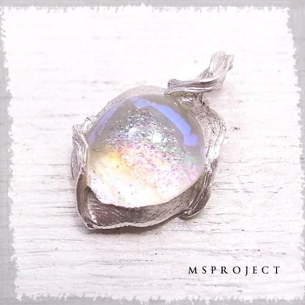 純銀粘土と異素材をコラボレーションさせた他に類を見ない芸術的なアクセサリー