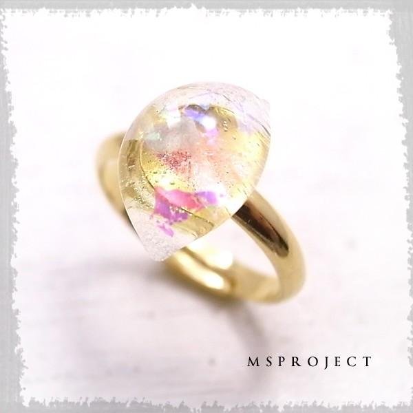 ガラスをルース状に加工し、リングに仕立てたチタンガラスリング芸術的なアクセサリー