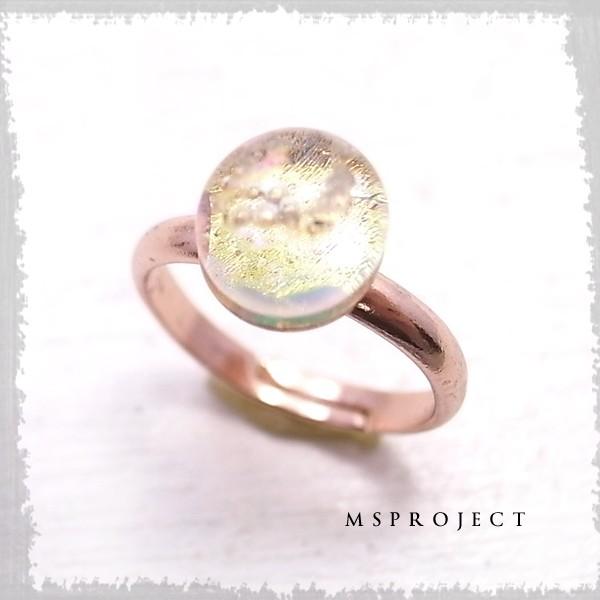 ガラスをルース状に加工し、リングに仕立てたチタンガラスリング芸術的なアクセサリー