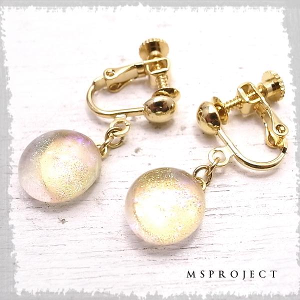 品番 de-67-ms-082商品名 チタンガラスイヤリングサイズ ガラス部分：約11ｘ10mm　全長：約25mm使用素材 ガラス、合金取扱方法金属アレルギーをお持ちの方は使用にご注意ください。お手入れは柔らかい布などでやさしく拭いてくださ...