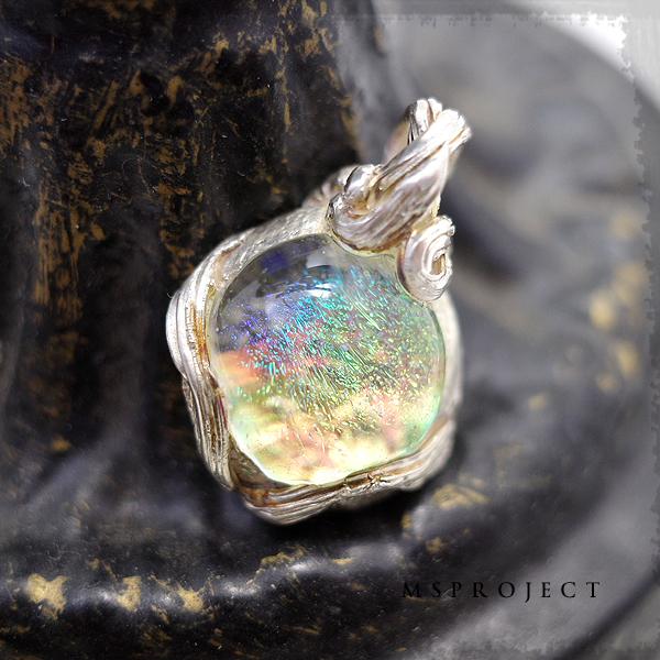 〜　シルバー1000　チタンガラスペンダント　〜アメリカNASAがスペースシャトルのために開発したチタンガラスを使用。チタンガラス（別名ダイクロガラス）とはガラス板の片面に金属を真空蒸着させたものでベースになるガラスの色と蒸着する金属の組み...