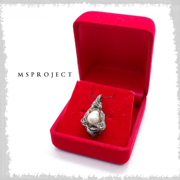 品番　 de-67-ms-092商品名  本真珠バロックパールｘシルバー1000　ペンダントサイズ 約　約　26x15x7.2mm　保管用ケースつき使用素材 シルバー1000、三重県伊勢志摩の本真珠バロックパール取扱方法　金属部分は純銀シル...