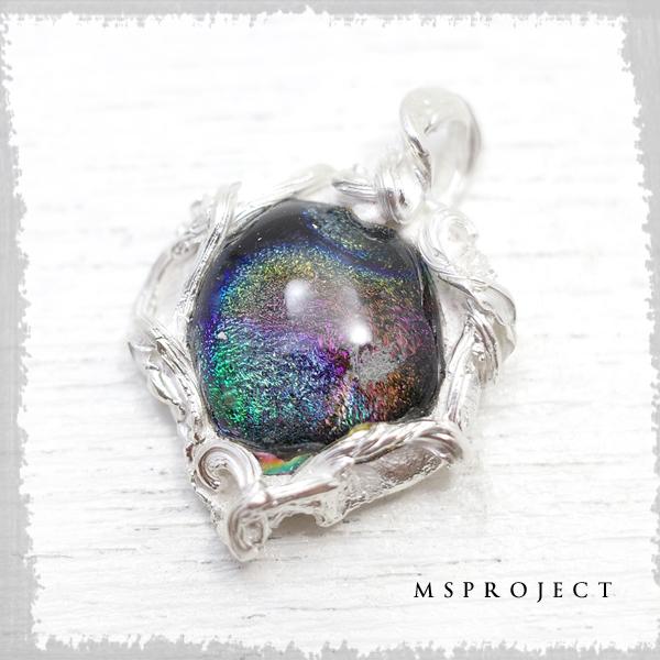 品番　 de-67-ms-094商品名  シルバー1000　チタンガラスペンダントサイズ 約　28x20mm使用素材 シルバー1000、チタンガラス（ダイクロガラス）取扱方法金属部分は純銀シルバー1000ですが、アレルギーをお持ちの方は使用...