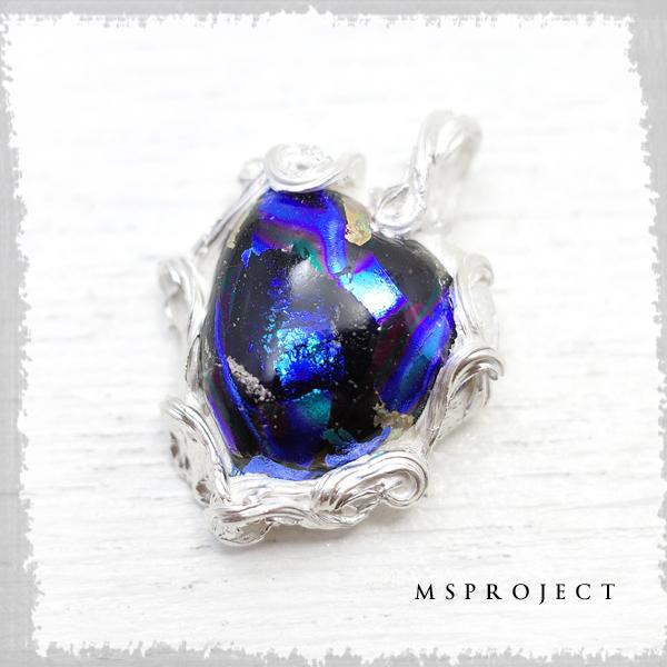 品番　 de-67-ms-095商品名  シルバー1000　チタンガラスペンダントサイズ 約　28x21mm使用素材 シルバー1000、チタンガラス（ダイクロガラス）取扱方法金属部分は純銀シルバー1000ですが、アレルギーをお持ちの方は使用...