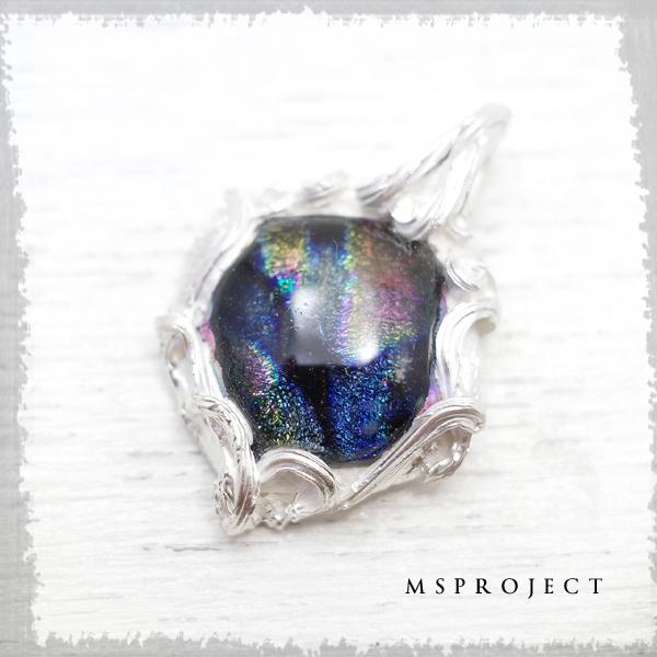 品番　 de-67-ms-096商品名  シルバー1000　チタンガラスペンダントサイズ 約　30x20mm使用素材 シルバー1000、チタンガラス（ダイクロガラス）取扱方法金属部分は純銀シルバー1000ですが、アレルギーをお持ちの方は使用...