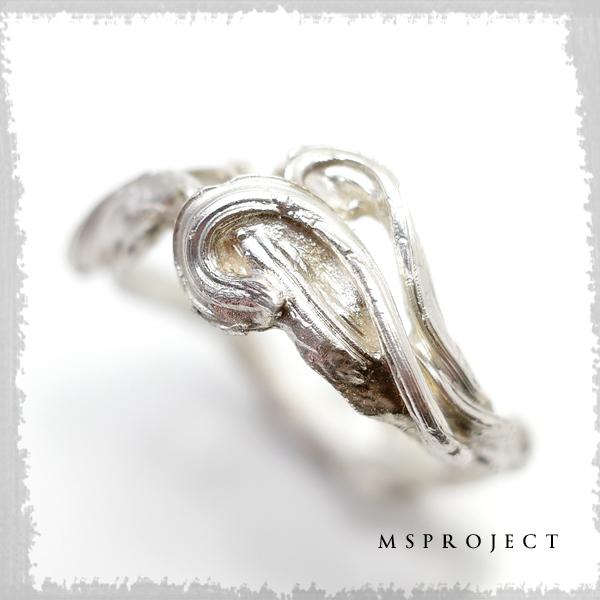 品番 de-67-ms-100商品名 シルバー1000リング　潮騒サイズ 号数10-11号 リング幅最大約8.7mm　最小約1.8mm使用素材 シルバー1000(純銀)取扱方法金属部分は純銀シルバー1000ですが、アレルギーをお持ちの方は使...