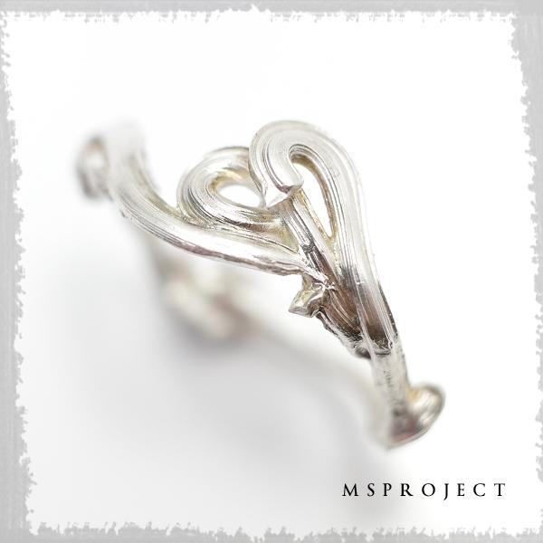 品番 de-67-ms-101商品名 シルバー1000リング　潮騒サイズ 号数11-12号 リング幅最大約9.5mm　最小約1.3mm使用素材 シルバー1000(純銀)取扱方法金属部分は純銀シルバー1000ですが、アレルギーをお持ちの方は使...