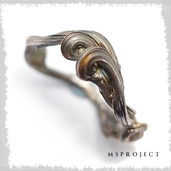 品番 de-67-ms-104商品名 シルバー1000リング　潮騒サイズ 号数11-11.5号 リング幅最大約7.2mm　最小約1.7mm使用素材 シルバー1000(純銀)取扱方法金属部分は純銀シルバー1000ですが、アレルギーをお持ちの方...