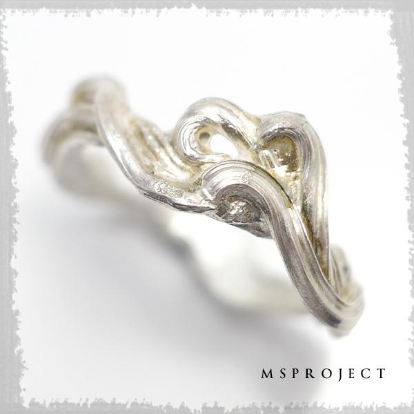 品番 de-67-ms-105商品名 シルバー1000リング　潮騒サイズ 号数11-11.5号 リング幅最大約8.5mm　最小約1.7mm使用素材 シルバー1000(純銀)取扱方法金属部分は純銀シルバー1000ですが、アレルギーをお持ちの方...