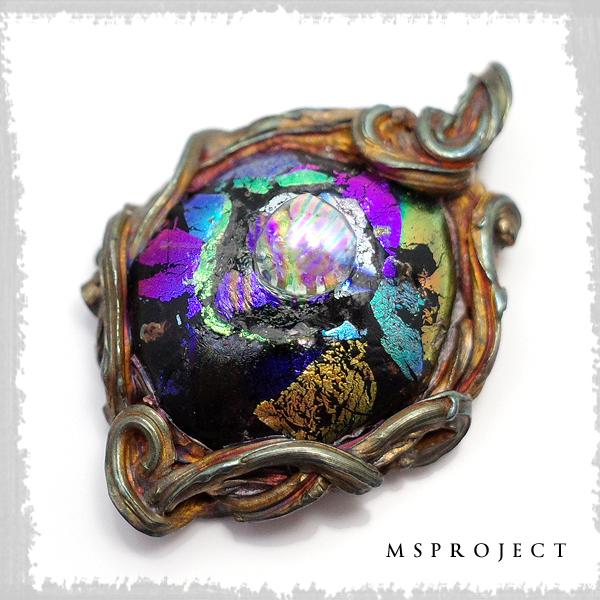 品番　 de-67-ms-107商品名  シルバー1000　チタンガラスペンダントサイズ 約　36x25mm使用素材 シルバー1000、チタンガラス（ダイクロガラス）取扱方法金属部分は純銀シルバー1000ですが、アレルギーをお持ちの方は使用...