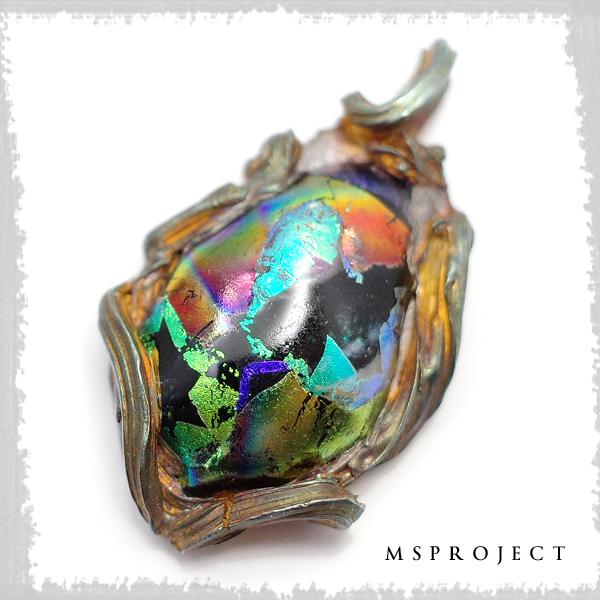 品番　 de-67-ms-108商品名  シルバー1000　チタンガラスペンダントサイズ 約　30x17mm使用素材 シルバー1000、チタンガラス（ダイクロガラス）取扱方法金属部分は純銀シルバー1000ですが、アレルギーをお持ちの方は使用...