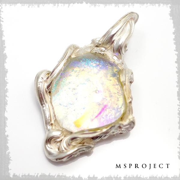 品番　 de-67-ms-109商品名  シルバー1000　チタンガラスペンダントサイズ 約　33x21mm使用素材 シルバー1000、チタンガラス（ダイクロガラス）取扱方法金属部分は純銀シルバー1000ですが、アレルギーをお持ちの方は使用...