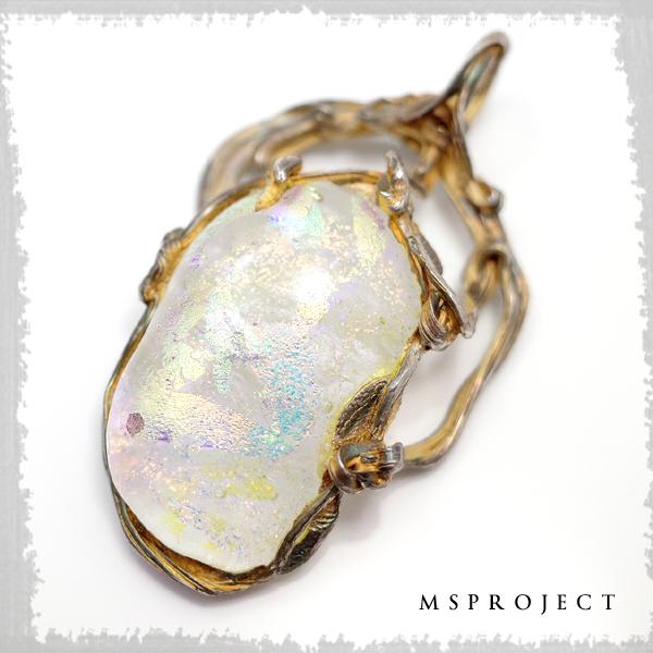 品番　 de-67-ms-110商品名  シルバー1000　チタンガラスペンダントサイズ 約　49x29mm使用素材 シルバー1000、チタンガラス（ダイクロガラス）取扱方法金属部分は純銀シルバー1000ですが、アレルギーをお持ちの方は使用...