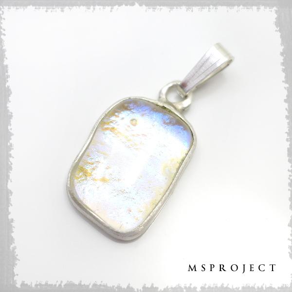 品番　 de-67-ms-112商品名  シルバー1000　チタンガラスペンダントサイズ 約　16ｘ12mm (ペンダントのカン部分はのぞく)使用素材 シルバー1000、チタンガラス（ダイクロガラス））、バチカンはSV925取扱方法金属部分...