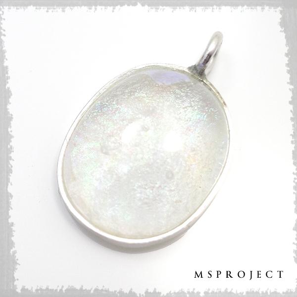 品番　 de-67-ms-114商品名  シルバー1000　チタンガラスペンダントサイズ 約　21ｘ18mm (ペンダントのカン部分はのぞく)使用素材 シルバー1000、チタンガラス（ダイクロガラス））取扱方法金属部分は純銀シルバー1000...