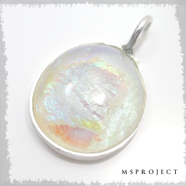 品番　 de-67-ms-115商品名  シルバー1000　チタンガラスペンダントサイズ 約　20ｘ18mm (ペンダントのカン部分はのぞく)使用素材 シルバー1000、チタンガラス（ダイクロガラス））、バチカンはSV925取扱方法金属部分...