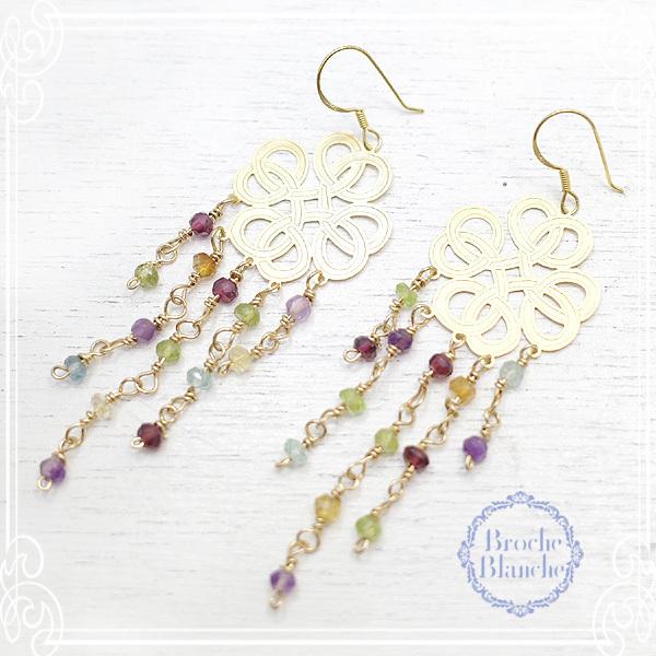 商品番号：de-98-bb-34商品名 ：Exotisme 1　ピアスサイズ ：モチーフ部分約25×65mm　メタルパーツ；約25×25mm　天然石ボタンカット；約3×3×2mm使用素材：天然石ボタンカット；アパタイト、アメジスト、ガーネッ...