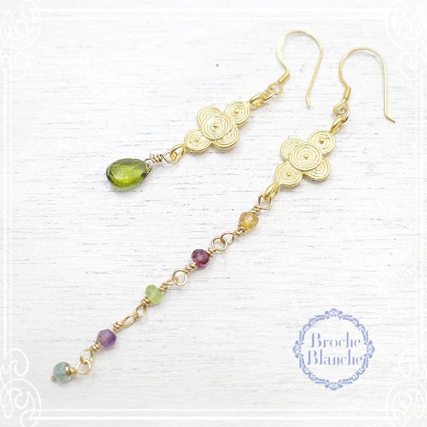 商品番号：de-98-bb-35商品名 ：Exotisme 2　ピアスサイズ ：パーツ；巾約10×長さ約35mm,70mm　ペリドットドロップ約8×6mm　渦巻パーツ；約10×15mm　天然石ボタンカット；約3×3×2mm使用素材：天然石ボ...