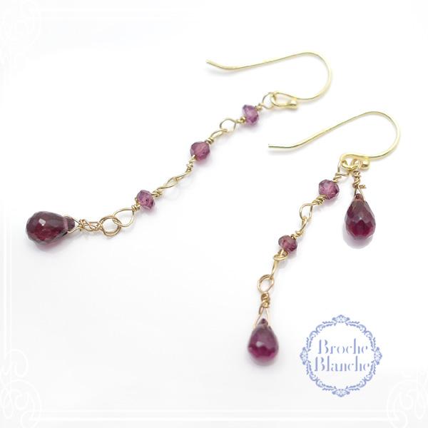 商品番号：de-98-bb-48商品名 ：Briller　ピアスサイズ ：モチーフとして　約30×4ｍｍ　約39×4ｍｍ　ガーネットドロップ約6×4ｍｍ　ロードライトガーネット3×3×2ｍｍ使用素材：ガーネットドロップブリオレットカット、ロ...